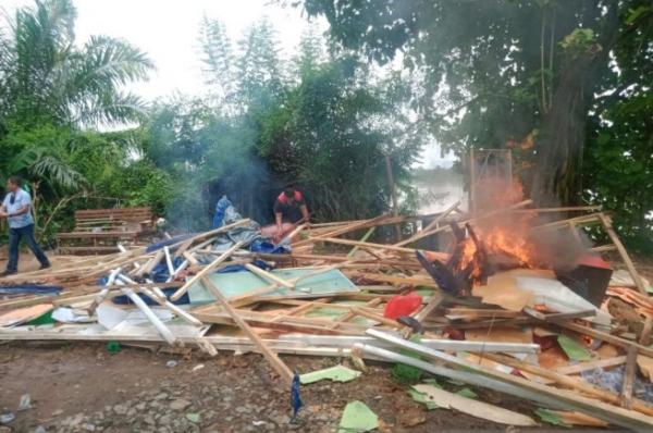 Polisi Gerebek Kampung Narkoba Pulau Pandan Jambi, Pelaku Melarikan Diri Polisi Gerebek Kampung Narkoba Pulau Pandan Jambi, Pelaku Melarikan Diri