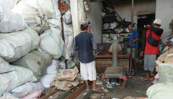 Kisah Sukses Agus Budianto, Awalnya Pemulung Kini Bos Pengepul Rongsok ...