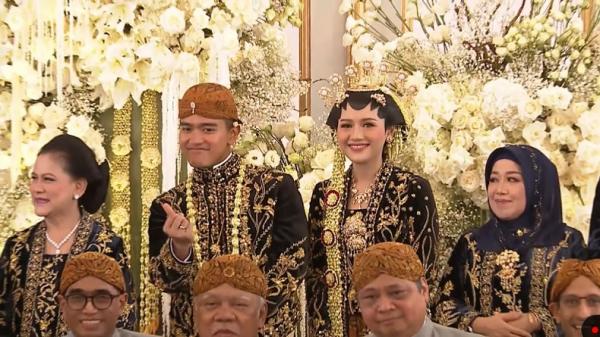 Beda Gaya saat Terima Tamu, Kaesang Kocak, Erina Tampak Anggun dan Elegan Beda Gaya saat Terima Tamu, Kaesang Kocak, Erina Tampak Anggun dan Elegan