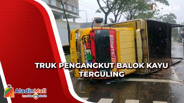 Truk Pengangkut Balok Kayu Terguling di Jalan Raya Serang-Pandeglang