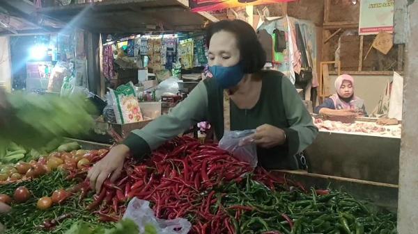 Jelang Nataru, Harga Cabai di Cirebon Mahal akibat Banyak Petani Gagal Panen