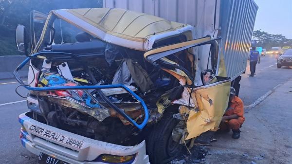 Kronologi Truk Boks Tabrak Belakang di Tol Cipularang, Sopir Hilang Kesadaran