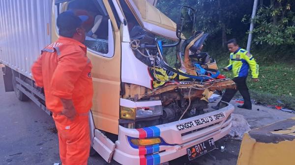 Ngeri, Truk Boks Tabrak Kendaraan di Tol Cipularang, Kernet Tewas Sopir Luka Berat