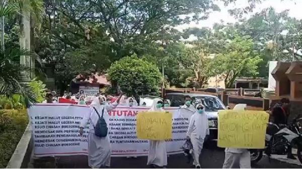 Ratusan Nakes Geruduk Kediaman Gubernur Maluku Utara, Ada Apa ? - Bagian 2 Ratusan Nakes Geruduk Kediaman Gubernur Maluku Utara, Ada Apa ? - Bagian 2