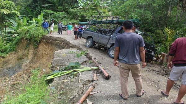Jalan Longsor di Nias Selatan Tak Bisa Dilewati, Pikap Ini Malah Nekat Terobos
