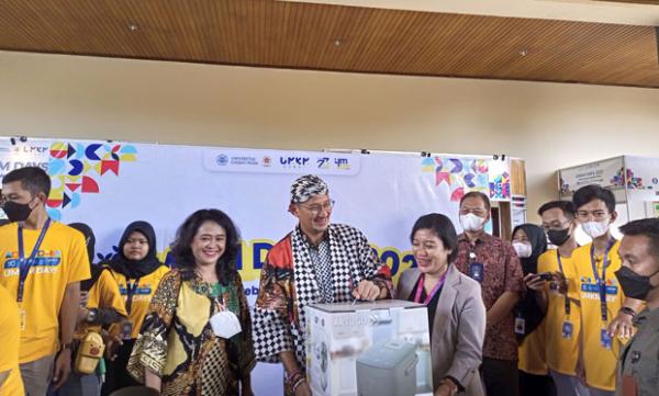 Kunjungi Pameran UMKM di UGM, Emak-Emak Serbu Sandiaga Uno untuk Minta Foto