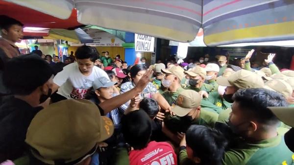 Penertiban Pasar Larangan Sidoarjo Ricuh, Pedagang dan Satpol PP Saling ... Penertiban Pasar Larangan Sidoarjo Ricuh, Pedagang dan Satpol PP Saling ...