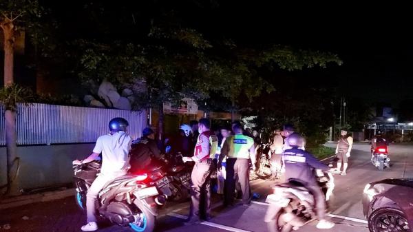 Jelang Nataru di Bandung, Polisi Bubarkan Kelompok Bermotor dan Gencar Razia Miras