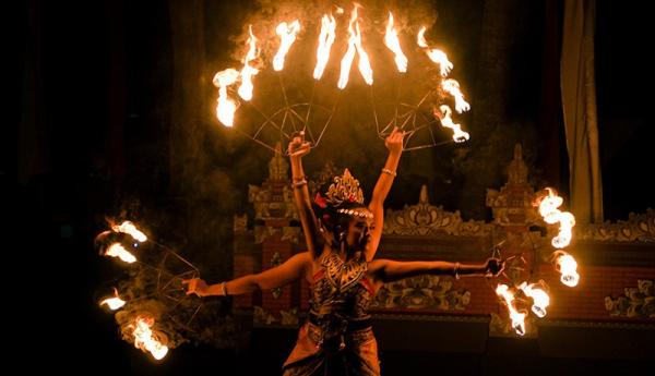 Aksi Penari Tampilkan Tarian Api Khas Bali Hibur Wisatawan