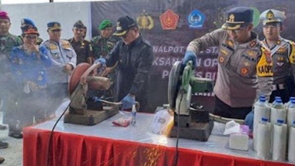 Ratusan Knalpot Nonstandar dan Ribuan Botol Miras Hasil Operasi Tahun 2022 Dimusnahkan