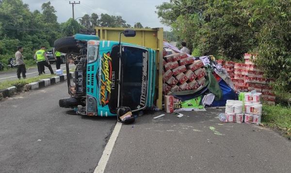 Truk Angkut Ratusan Dus Bir Terguling di Muntok, Diduga Tak Kuat Nanjak - Bagian All