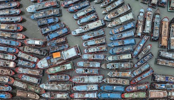 Penampakan dari Udara Ratusan Kapal Nelayan Bersandar Tidak Melaut