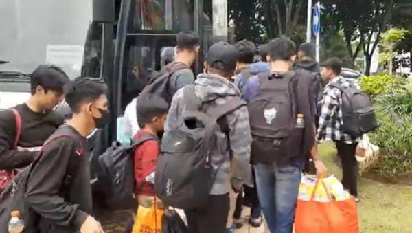 Cuaca Buruk, 800 Pemudik Tujuan Bawean Diangkut dengan Kapal Perang Cuaca Buruk, 800 Pemudik Tujuan Bawean Diangkut dengan Kapal Perang