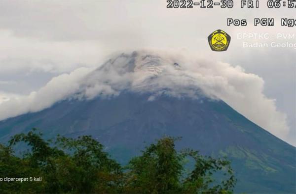 Gunung Merapi Muntahkan Guguran Awan Panas Sejauh 900 Meter ke Arah ...