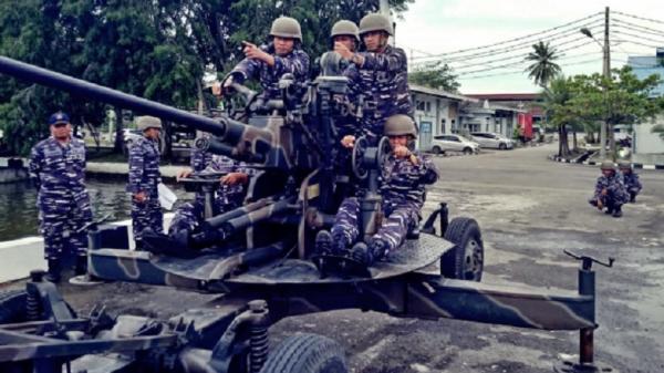 Begini saat Prajurit Marinir Adang Pesawat Musuh Gunakan Meriam 37 MM ...