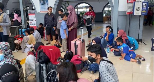 KAI Jamin Refund 100 Persen Bagi Penumpang Terdampak Banjir Stasiun Tawang KAI Jamin Refund 100 Persen Bagi Penumpang Terdampak Banjir Stasiun Tawang