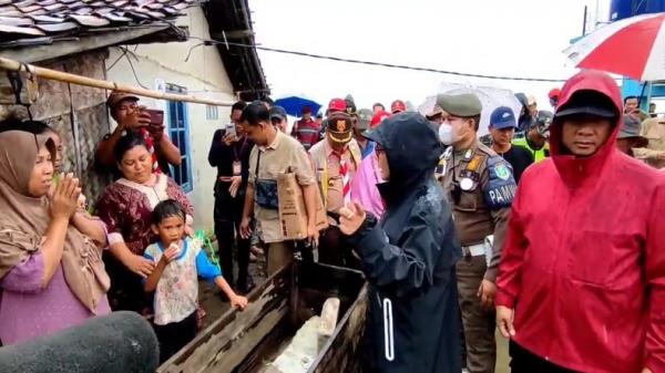 Ngeri! Cerita Warga Tertimpa Puing Rumah Roboh Diterjang Gelombang Tinggi di Indramayu