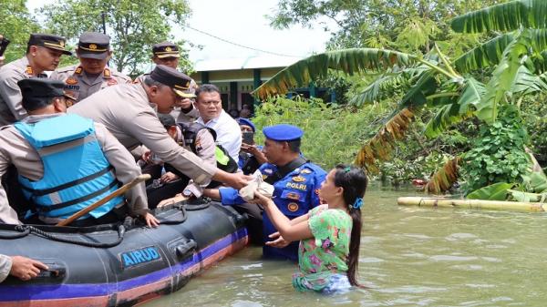 Naik Perahu Karet, Kapolres Demak Salurkan Bantuan untuk Korban Banjir