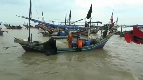 Cuaca Buruk, Nelayan di Tuban Nekat Melaut Demi Menyambung Hudup