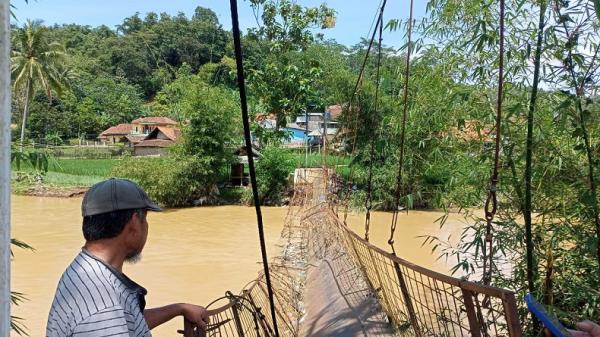 Jembatan Gantung di Talaga Majalengka Putus Diterjang Arus Deras Sungai