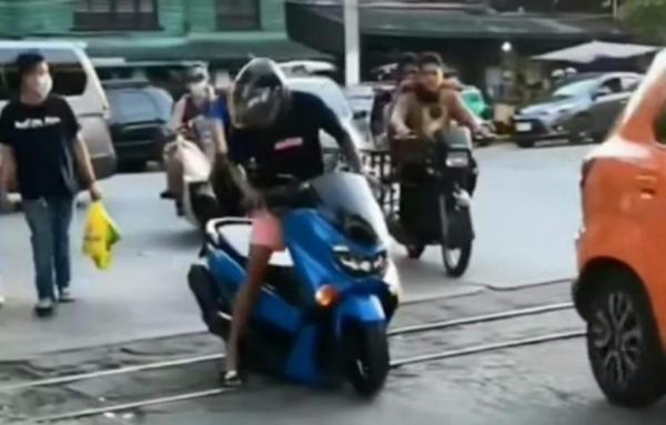 Viral Motor Ceper Kesulitan Lewati Rel Kereta, Netizen: Nah Nyusahin ...