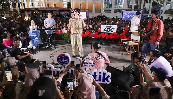 Penampilan Dikta Wicaksono Hibur Penonton di Anjungan Sarinah