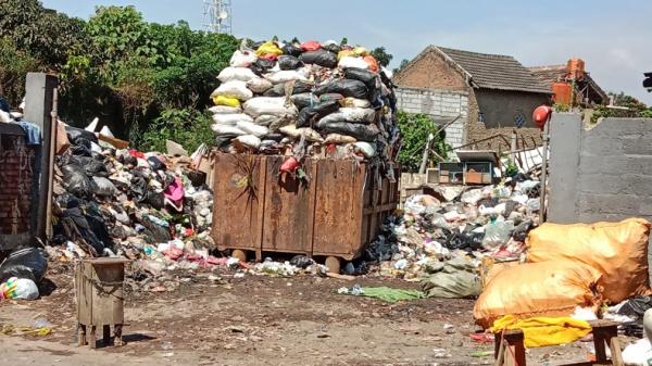 Berhari-hari Tak Diangkut, Sampah di Kota Bandung Mulai Menumpuk Berhari-hari Tak Diangkut, Sampah di Kota Bandung Mulai Menumpuk