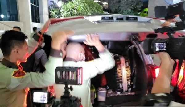 Geledah Gedung DPRD DKI, KPK Bawa 7 Koper Barang Bukti terkait Kasus Mafia Tanah