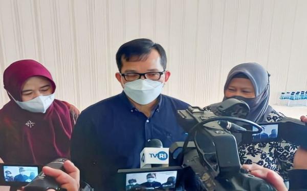 Viral Antrean di RSMH Palembang Pakai Sandal dan Batu Bata