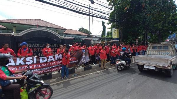 Massa Berbaju Merah Demo di Depan PN Jaksel, Minta Sambo Dihukum Mati Massa Berbaju Merah Demo di Depan PN Jaksel, Minta Sambo Dihukum Mati