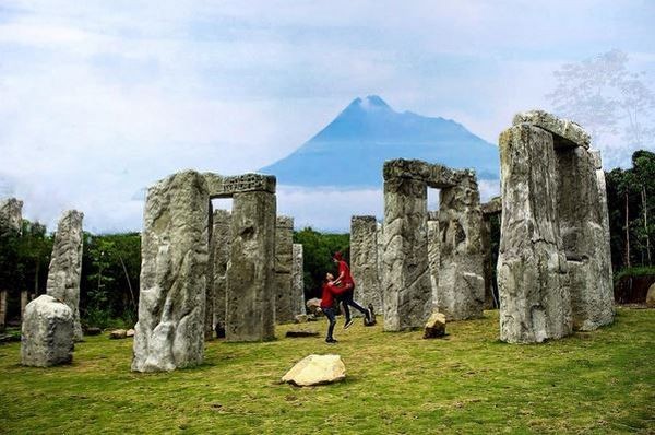 Harga Tiket Masuk Stonehenge Jogja, Taman Batu Unik di Sleman