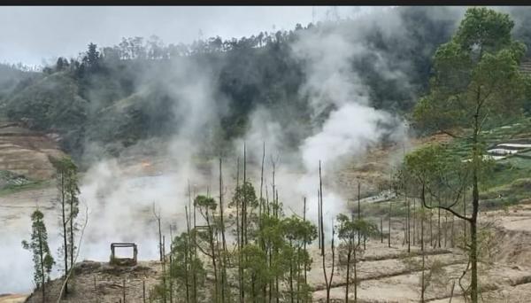 Aktivitas Gunung Dieng: 103 Kali Gempa Lokal, Asap Putih Membubung 50 Meter
