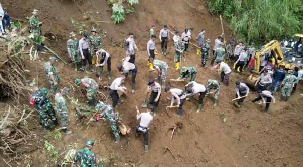 Personel TNI-Polri Berjibaku Buka Akses Jalan Tertimbun Longsor di Lebakbarang Pekalongan