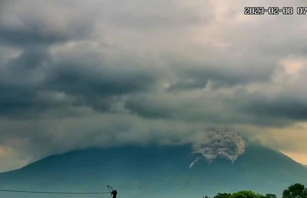 Gunung Merapi Muntahkan Wedus Gembel dengan Jarak Luncuran 1,5 Km