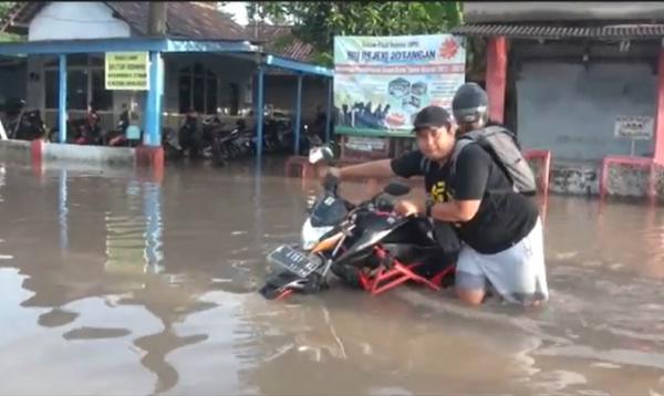 Tanggul Sungai di Mojokerto Jebol 15 Meter, 2 Desa Terendam Banjir