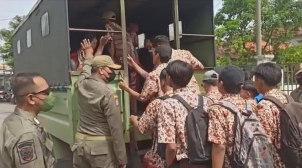 Bolos Sekolah, 40 Pelajar Sidoarjo Tepergok Asyik Nongkrong dan Main Game di Warkop