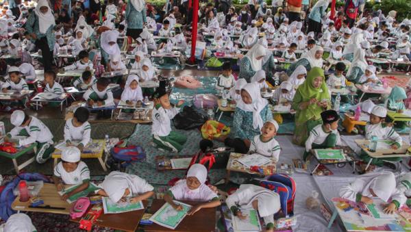 Ribuan Anak Paud dan TK di Semarang Cetak Rekor Mewarnai Logo NU