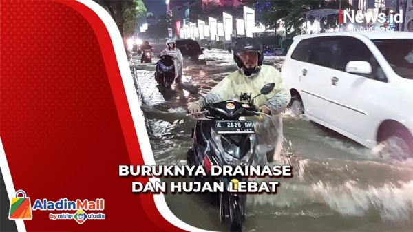 Kendaraan Mogok setelah Nekat Terjang Banjir di Cirebon