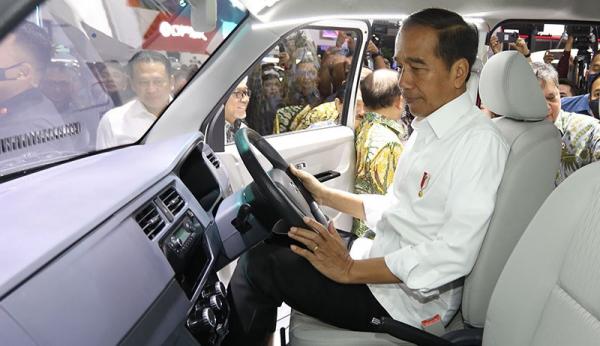 Kata Jokowi soal Gugatan Adik Almas terkait Mobil Esemka: Itu Urusan Swasta - Bagian 2