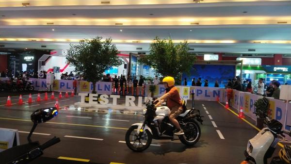 Ingin Test Ride Motor Listrik? Ini Daftar Motor yang Bisa Dijajal di ...