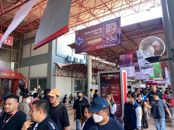 IIMS 2023 Hari Ketiga Pengunjung Membeludak, Begini Suasananya IIMS 2023 Hari Ketiga Pengunjung Membeludak, Begini Suasananya