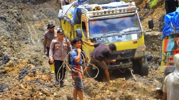 Ratusan Truk Terjebak Lumpur di Jalan Trans Papua, Kapolres Yalimo Terjunkan Tim
