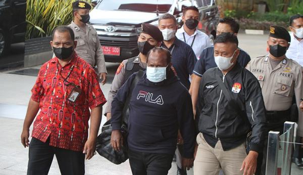 Foto Buronan Kasus Korupsi Ricky Ham Pagawak Dibawa ke KPK