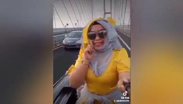 Viral Emak-Emak Pamer Ngevlog di Sunroof Mobil di Suramadu, Ini Respons Polisi