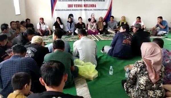 Warga Tulungagung Antusias Ikuti Senam Bersama Venna Melinda Warga Tulungagung Antusias Ikuti Senam Bersama Venna Melinda