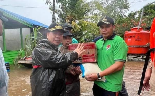 Bupati Sambas Satono Turun ke Lokasi Banjir Berikan Bantuan di 3 Desa