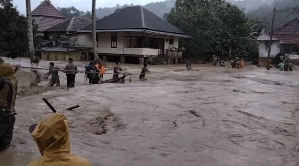 Banjir Bandang di Lahat Setinggi 1,5 Meter Terjang 3 Desa, 1 Bocah Tewas