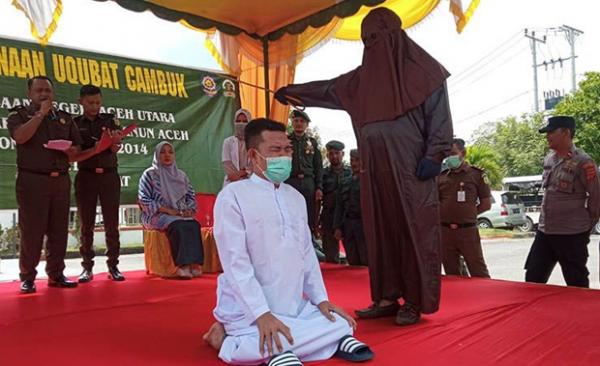 10 Terpidana Kasus Perjudian Dan Pelecehan Seksual Di Aceh Dihukum Cambuk