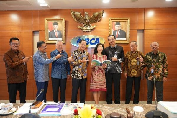 RUPST BCA Setuju Bagi Dividen Tunai Rp205 per Saham RUPST BCA Setuju Bagi Dividen Tunai Rp205 per Saham