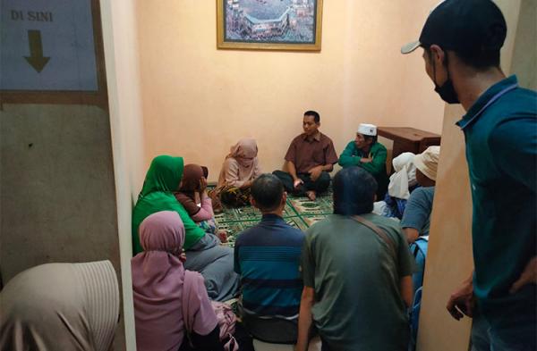 Rombongan Jemaah Umrah Telantar di Bandara YIA, Belum Miliki Tiket Pesawat Rombongan Jemaah Umrah Telantar di Bandara YIA, Belum Miliki Tiket Pesawat